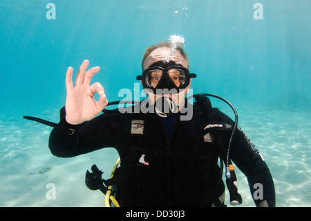 Unterwasser-Hand-Zeichen-Taucher zeigt die Zeichensprache für Taucher ...