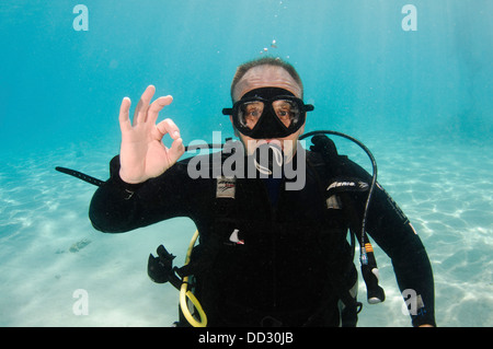 Unterwasser-Hand-Zeichen-Taucher zeigt die Zeichensprache für Taucher ...