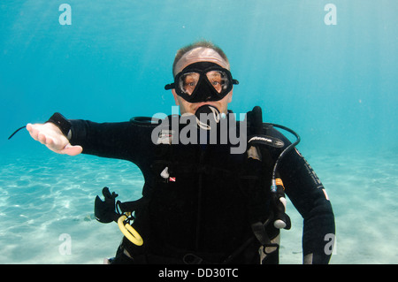 Unterwasser-Hand-Zeichen-Taucher zeigt die Zeichensprache für Taucher ...