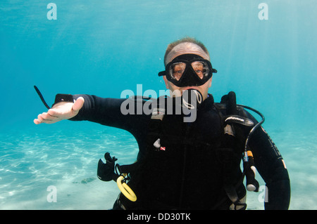 Unterwasser-Hand-Zeichen-Taucher zeigt die Zeichensprache für Taucher ...