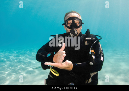 Unterwasser-Hand-Zeichen-Taucher zeigt die Zeichensprache für Taucher ...