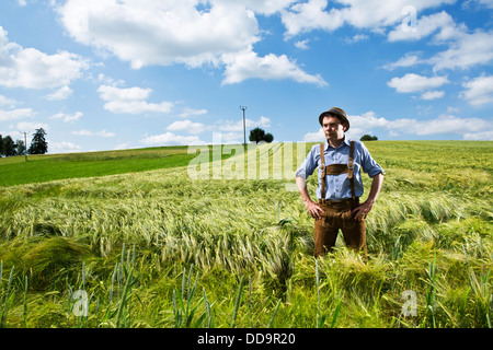 ein Bauer in in einem Reifen Weizenfeld bei Sonnenuntergang mit seinen ...