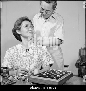 In Poston, Arizona, misst Mr. Niseki die Größe des Ringfingers und hält ...