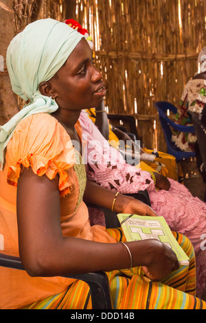 Alphabetisierung von Erwachsenen-Klasse, Santhiou Mboutou Dorf, Senegal ...