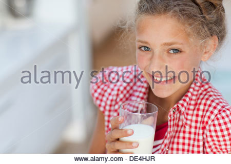 Blondes Haar Mädchen trinken Milch-Shake mit Kakao Strohhalm Stockfoto ...