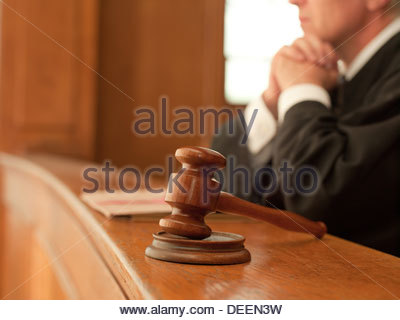 Im Gerichtssaal Richter. Hammer auf den Tisch. Recht und Gerechtigkeit ...