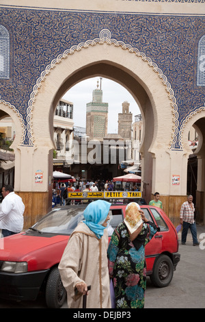 Rotes Petit Taxi von Fès, Marokko. Die kleinen roten Taxis sind in Fez ...