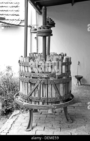 Alte hölzerne Weinpresse für Trauben Stockfoto, Bild: 229448214 - Alamy