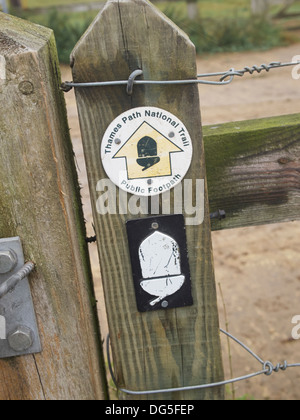 Ein Tor auf dem Thames Path National Trail unter Wasser in der Nähe der ...