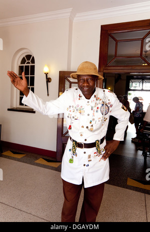 Ordnungsgemäß, der Portier am Victoria Falls Hotel, Simbabwe, Afrika ...