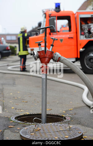 Feuerwehr in Betrieb, Standrohr in einem Unterflurhydranten, Aichwald ...