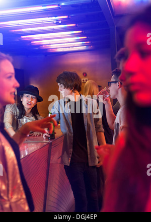 Gruppe junger Menschen In Bar halten Biergläser, Freunde sitzen im ...