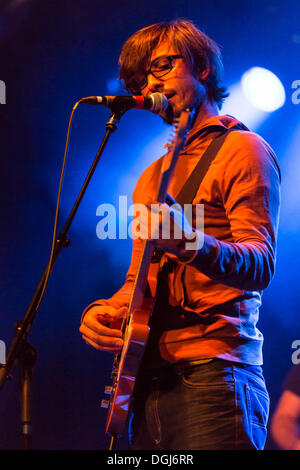 Schweizer Sänger und Musiker Michel Gsell, alias Guy Vincent, die live ...