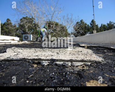 Dachdecker Wasser dichtet ein Dach mit Teer Stockfotografie - Alamy