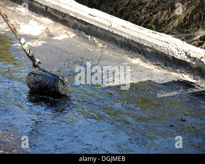 Dachdecker Wasser dichtet ein Dach mit Teer Stockfotografie - Alamy