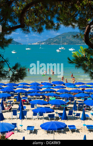 Touristen am Strand von Lerici Stockfotografie - Alamy