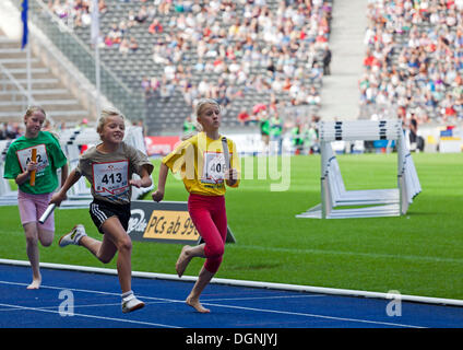Kind im Stadion laufen. Kids Run auf einen Track. Gesunde sportliche ...