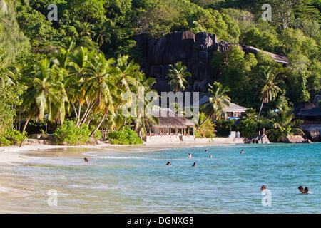 Strand von Anse Takamaka mit dem Restaurant und Villen Chez Batista ...