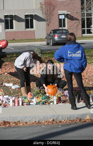 Danvers, Massachusetts, USA. 24. Oktober 2013. Ein ehemaliger Student ...