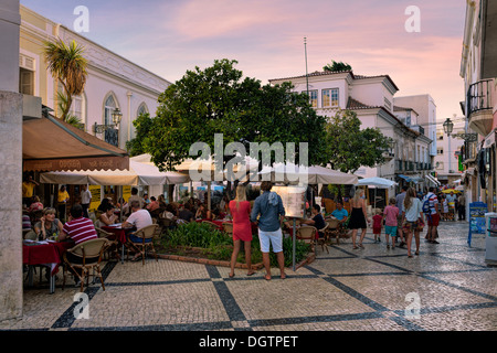 Zentrum der Altstadt von Lagos, Algarve-Region, Portugal. Schmale ...