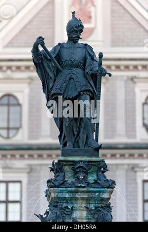Figuren am Brunnen im Innenhof mit Springbrunnen der Residenz, München, Oberbayern, Bayern ...