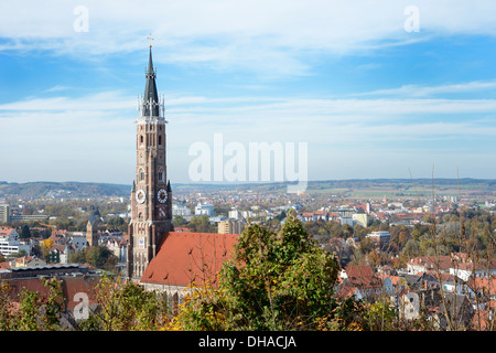 Blick über die Stadt Landshut mit der Basilika St. Martin, hat den ...