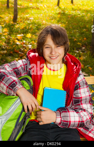 Portrait von Stattlichen lächelnde Junge nach Baden am Strand ...
