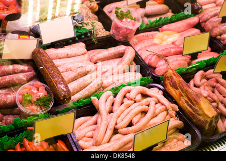 Salami Wurst Fleisch zeigen auf einem Marktstand, Bretagne, Frankreich ...
