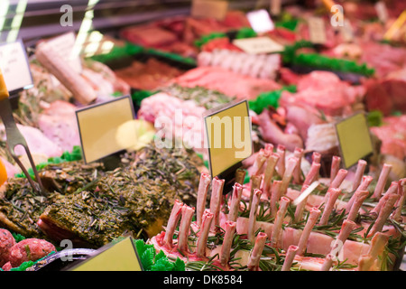 Salami Wurst Fleisch zeigen auf einem Marktstand, Bretagne, Frankreich ...