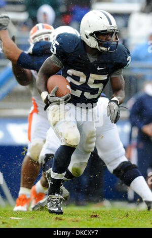Penn State läuft zurück Silas REDD hält den Ball fest, nachdem er die ...