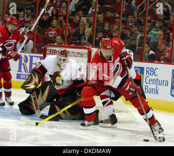 Justin Carolina Hurricanes 'Williams (11) und Torhüter Cam Ward feiern ...