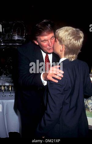 13. Juni 1996 - I1141AS. DONALD TRUMP GEBURT TAG PARTY IM TRUMP TOWERS ...