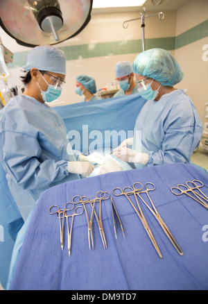 Ärzte, Team und Schere im Theater für Chirurgie, Gesundheitswesen oder ...