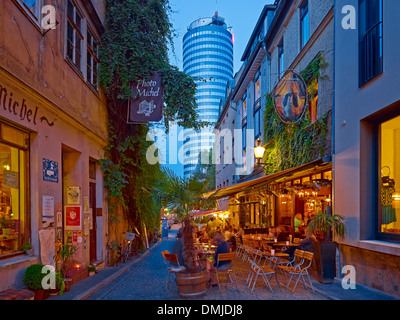 Kneipenszene in der Wagnergasse mit Intershop Tower in Jena, Thüringen ...