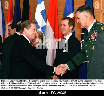 Czech President Vaclav Havel, right, poses for photographers with Lech ...