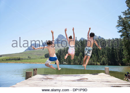 Mädchen ins Wasser springen Stockfoto, Bild: 32885295 - Alamy