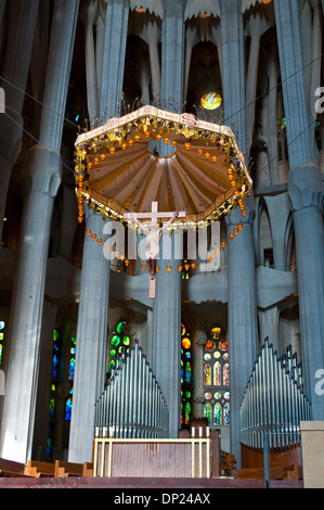 Altar mit Skulptur von Jesus am Kreuz, Innere der Sagrada Familia, Barcelona, Katalonien ...