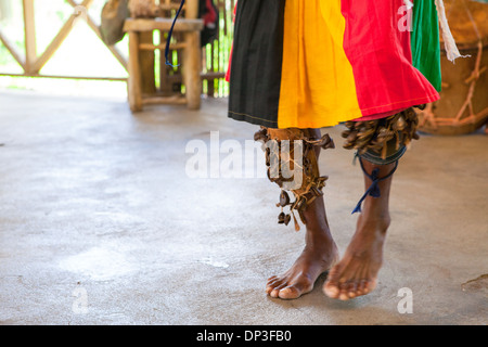 In traditionellen Kostümen zeigen Garifuna Tänzer ihre kulturellen ...