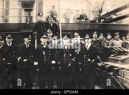 Marineoffizier Karl-August Nerger (l), Kommandeur des Hilfskreuzers SMS ...