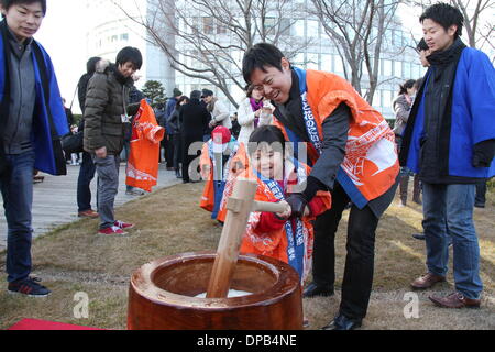Tokio, Japan. 11. Januar 2014. Japanische Männer tragen nur einen ...