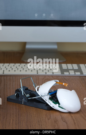 Computer-Maus gefangen und gebrochen in zwei in einer Mausefalle ...