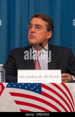Air France CEO Alexandre de Juniac sitzt auf der neuen Air France ...