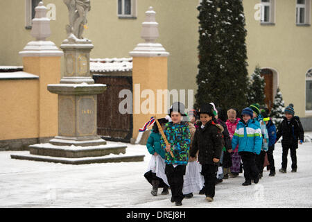 Crostwitz, Deutschland. 24. Januar 2014. Kinder aus dem sorbischen ...