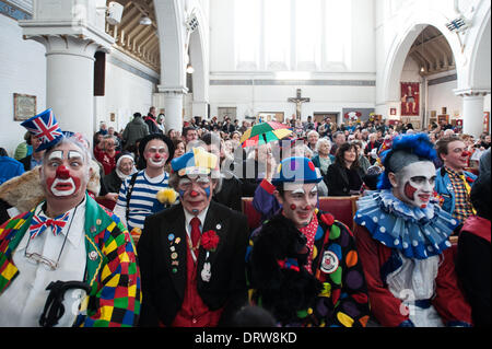Clowns versammeln sich am Holy Trinity Church in Dalston, Ostlondon ...