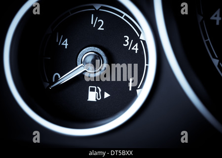 Tankanzeige im Auto Dashboard - leer Stockfoto, Bild: 131041298 - Alamy