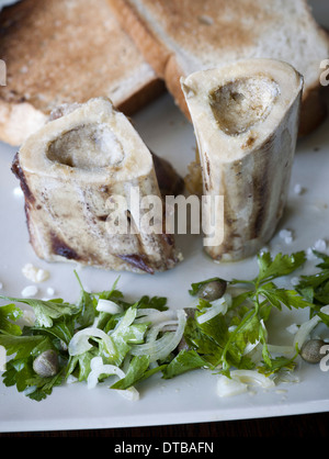 Gebratenes Knochenmark serviert mit Toast, Petersilie, Zwiebeln und ...