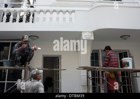 Eine Mannschaft der Männer, die Maler malen ein neues Café-Restaurant in Phnom Penh, Kambodscha ...