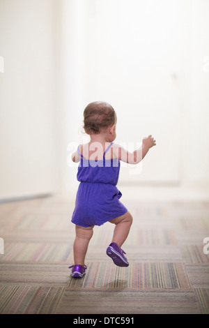 Kleinkind laufen lernen Stockfotografie - Alamy