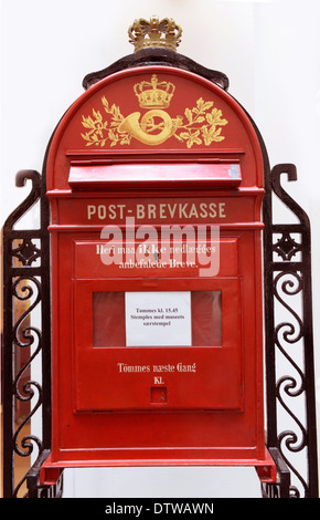 Roten Briefkasten für die dänische Post Post Danmark Nysted, Dänemark ...