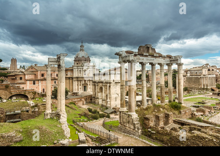 Blick über das antike Forum Rom zeigt Tempel, Säulen, der Senat und die ...